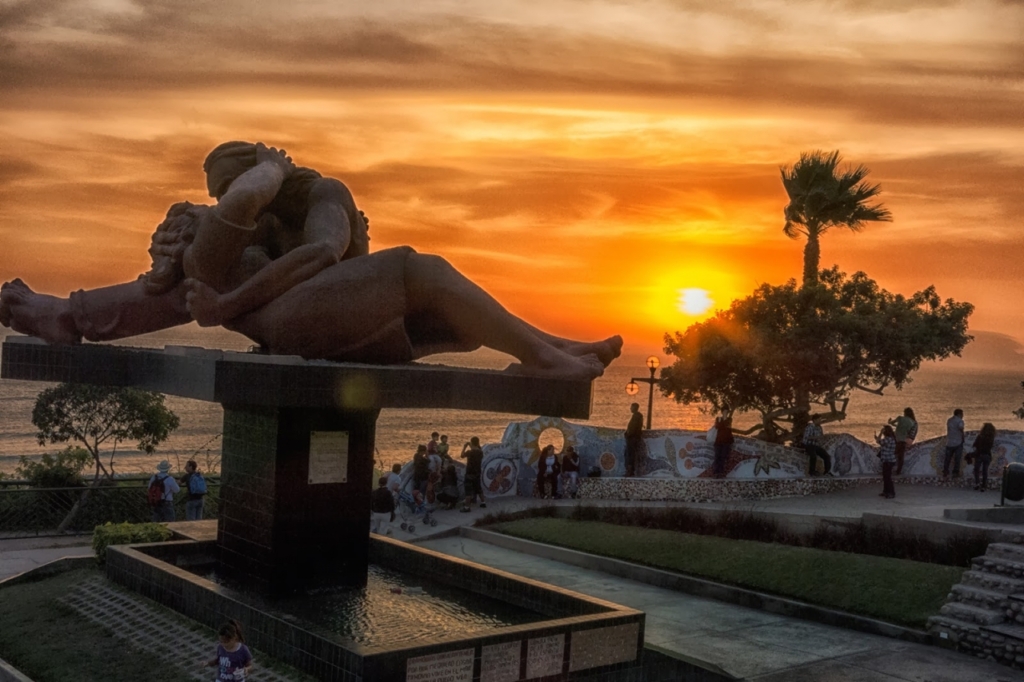 Otoño en el Malecón Cisneros de Miraflores, Lima - Perú. - Viajar a Peru